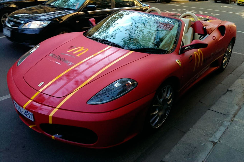 McDonalds utiliza un Ferrari F430 Spider para su servicio a domicilio ...