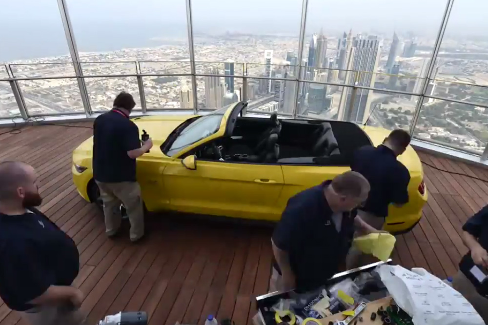 Vídeo: el Ford Mustang sube al rascacielos más alto del mundo ...