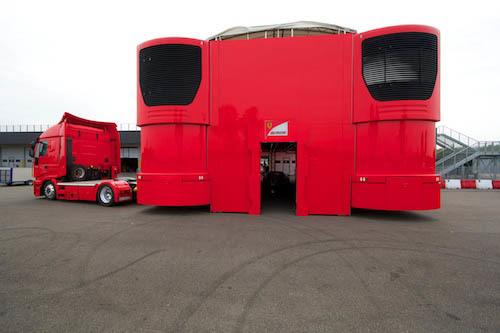 A la venta un motorhome de Fórmula 1 de la escudería Ferrari ...