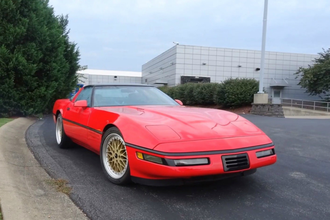 El día que Chevrolet construyó un Corvette V12 para luchar contra el ...