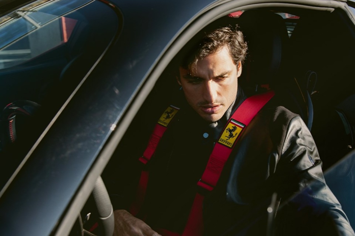 Carlos Sainz recibe su Ferrari 812 Competizione por Navidad