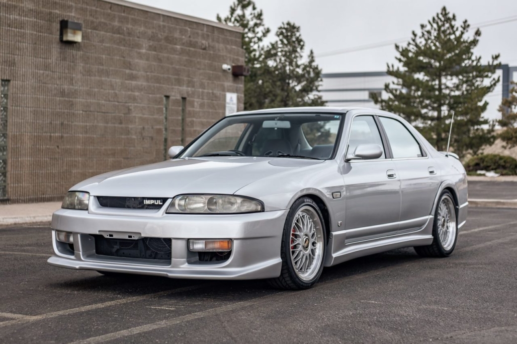 A subasta este Nissan Skyline Impul R33-R de 1995