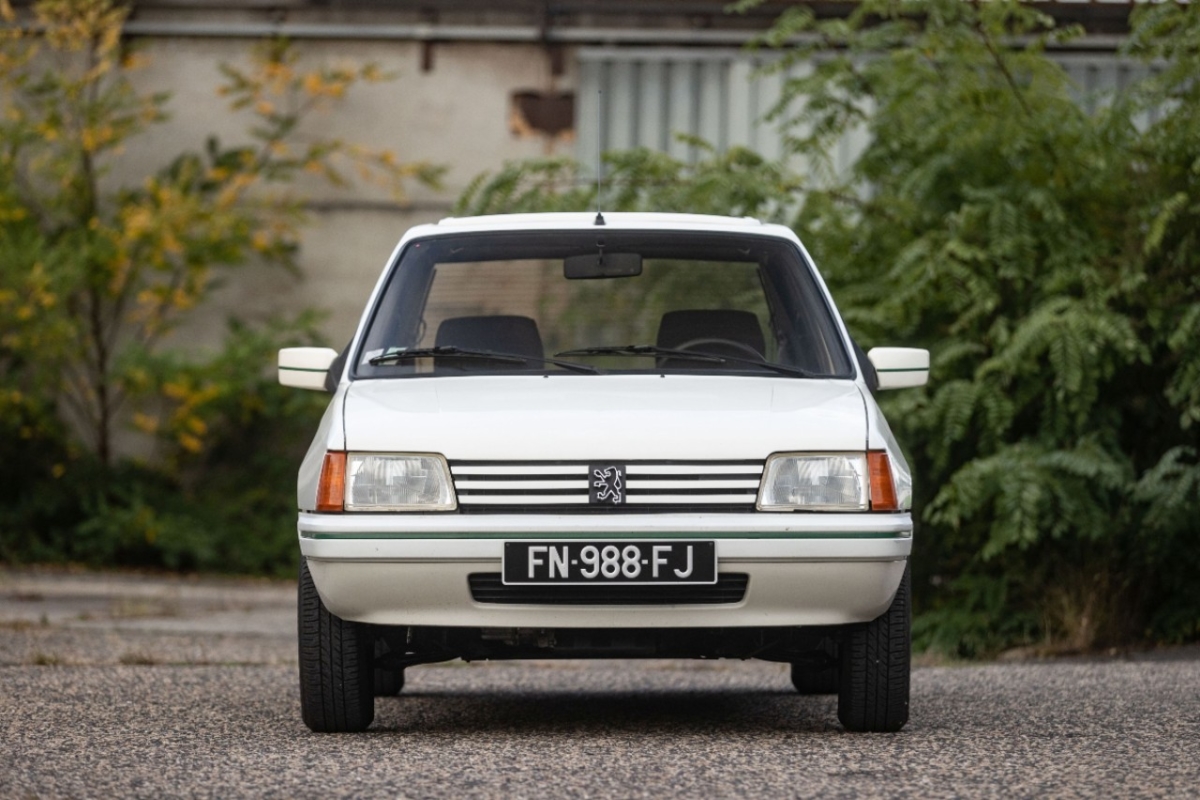 A subasta un Peugeot 205 Lacoste de 1986 con apenas 12.200 km ...
