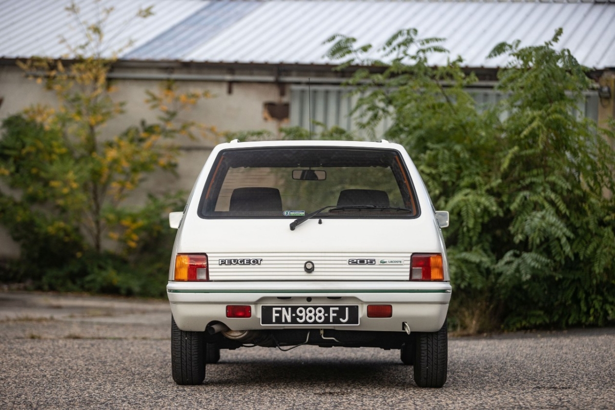 A subasta un Peugeot 205 Lacoste de 1986 con apenas 12.200 km ...