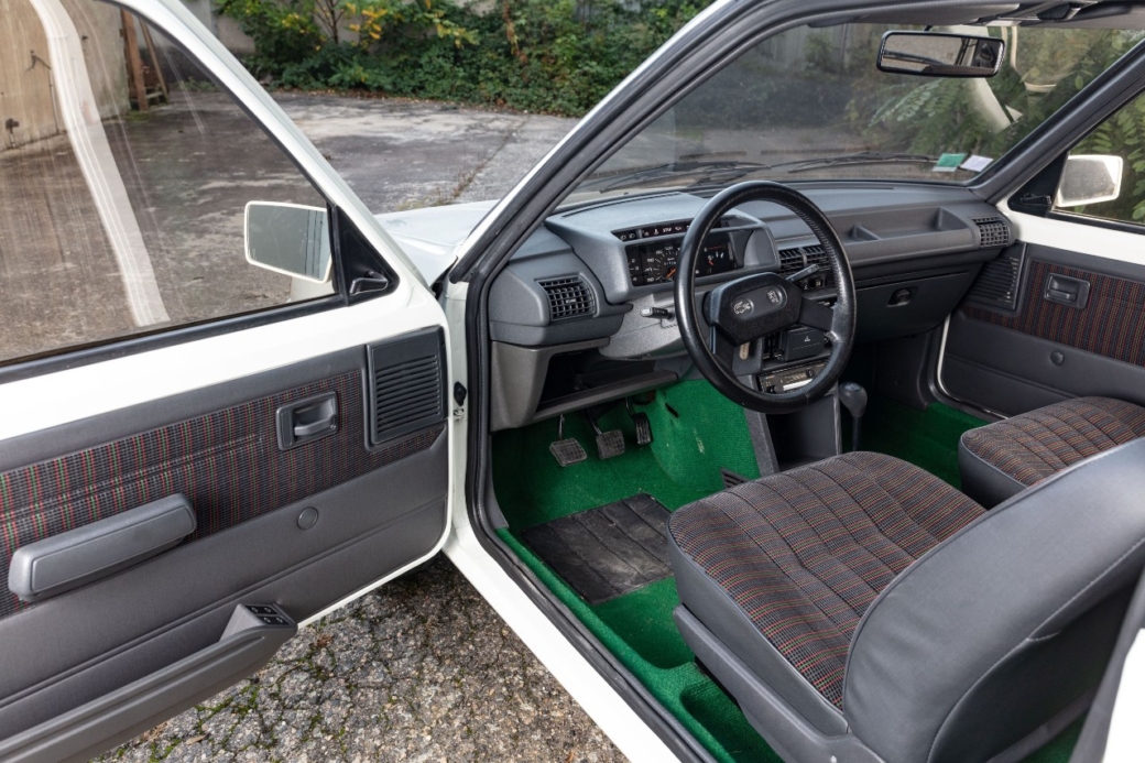 A subasta un Peugeot 205 Lacoste de 1986 con apenas 12.200 km ...