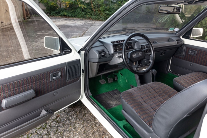 A subasta un Peugeot 205 Lacoste de 1986 con apenas 12.200 km ...