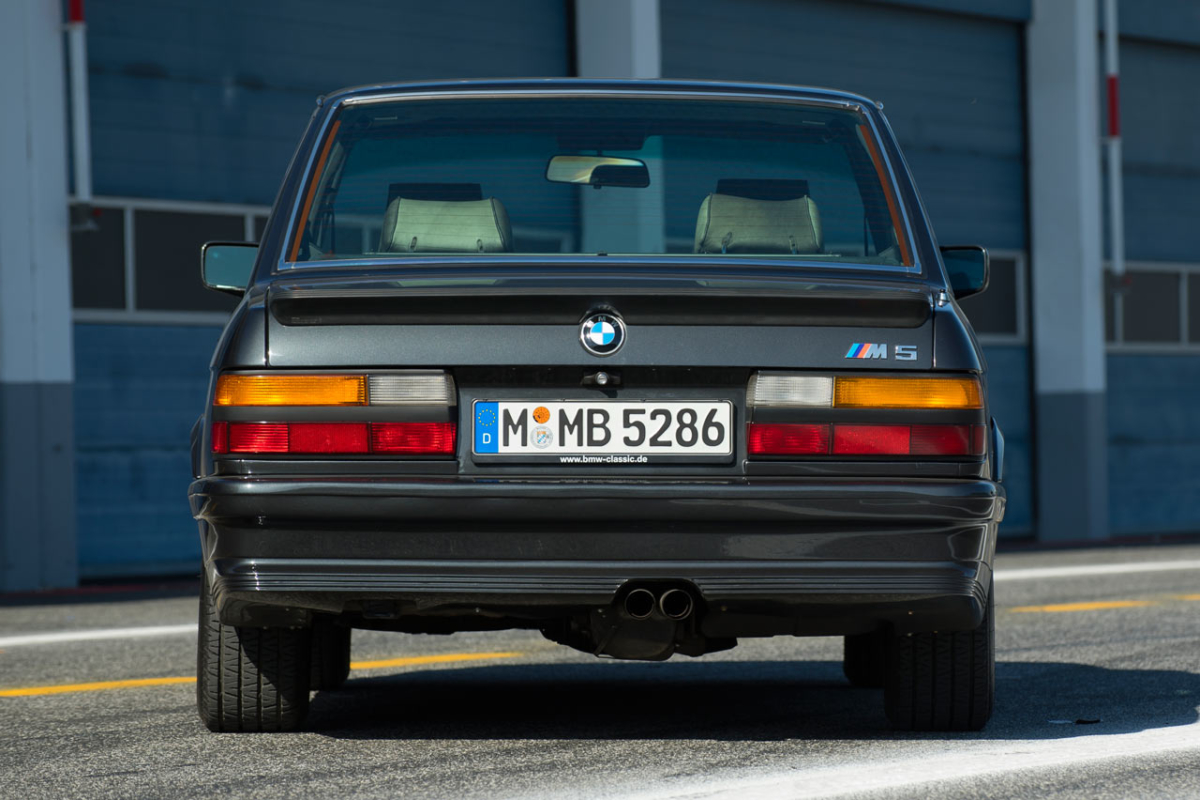 PRUEBA: BMW M5 E28 - Transporte urgente