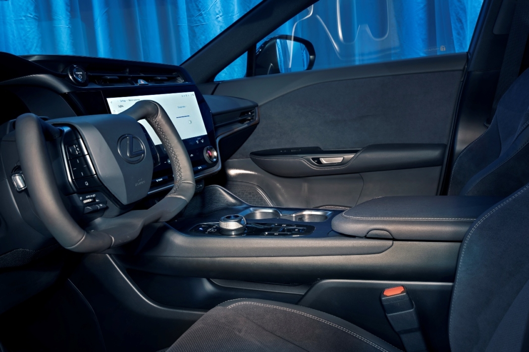 Así es y así funciona el extraño volante Steering Yoke del nuevo Lexus RZ