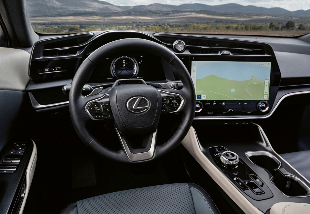 Así es y así funciona el extraño volante Steering Yoke del nuevo Lexus RZ