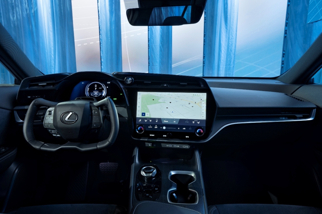 Así es y así funciona el extraño volante Steering Yoke del nuevo Lexus RZ