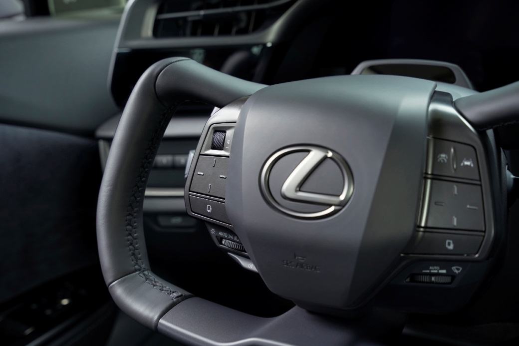 Así es y así funciona el extraño volante Steering Yoke del nuevo Lexus RZ