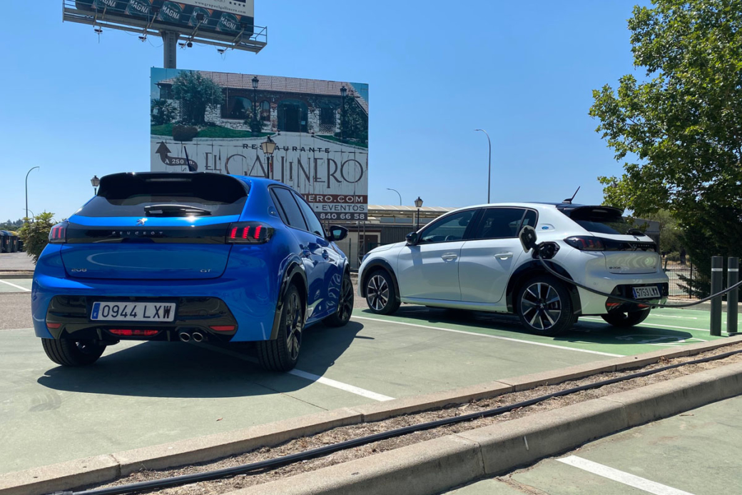 COMPARATIVA: Peugeot 208 vs Peugeot e-208, eléctrico o gasolina, ¿cuál ...