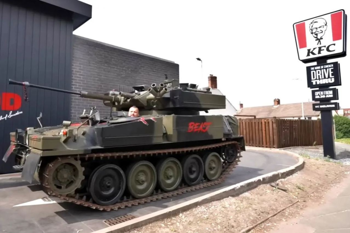 Vídeo: ¿puedes ir en un tanque a recoger un pedido en un restaurante?
