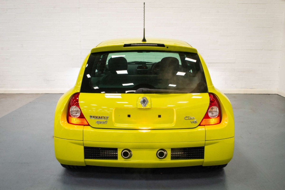 A subasta un exclusivo Renault Clio V6 Phase 2 con 21.300 kilómetros ...