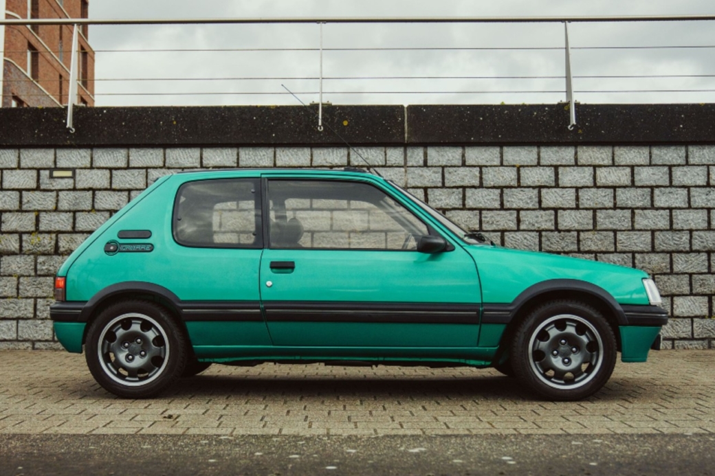 A subasta un exclusivo Peugeot 205 GTI Griffe de 1990 - Periodismo del ...