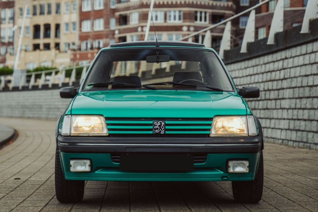 A subasta un exclusivo Peugeot 205 GTI Griffe de 1990 - Periodismo del ...