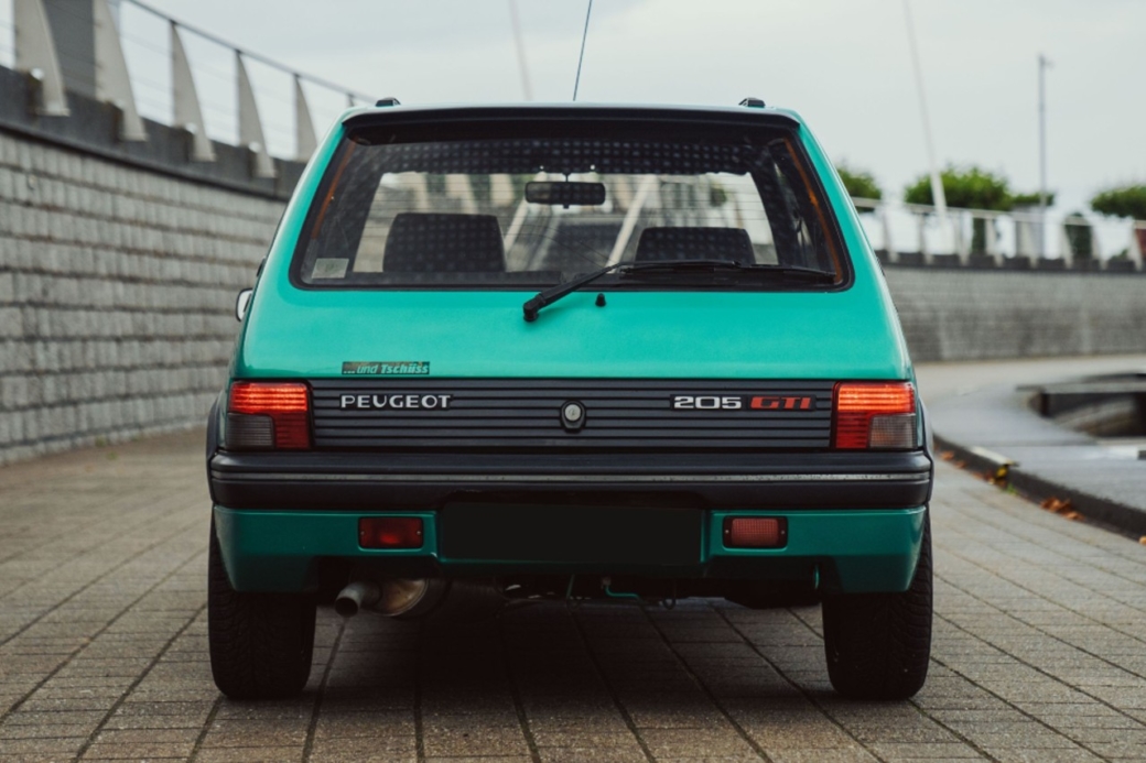 A subasta un exclusivo Peugeot 205 GTI Griffe de 1990 - Periodismo del ...