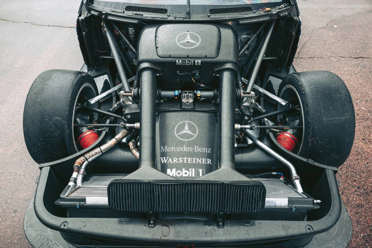 A subasta un Mercedes-Benz CLK DTM del año 2000 - Periodismo del Motor