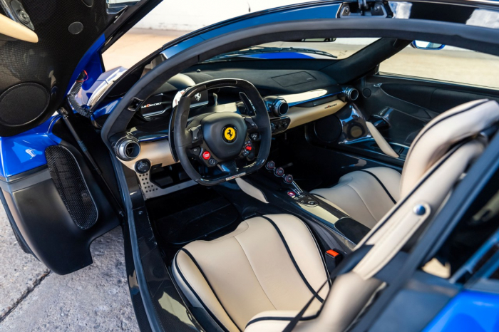 A subasta el único Ferrari LaFerrari azul con interior beige producido