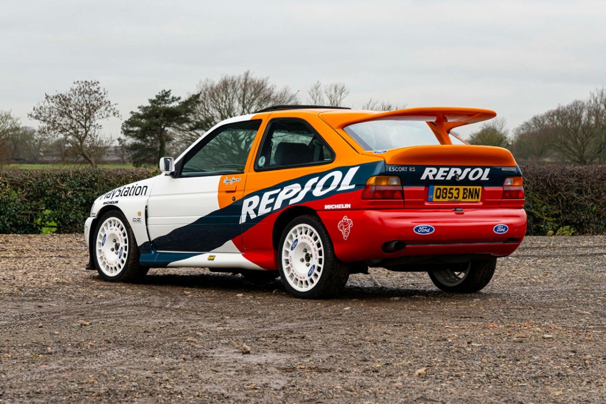 A subasta un Ford Escort RS Cosworth con los colores de Repsol ...