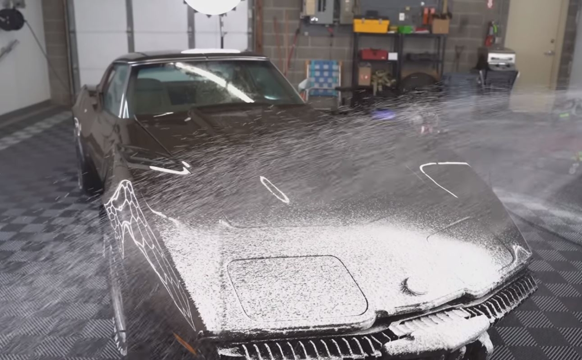 Vídeo: este Chevrolet Corvette de 1974 recibe su primer lavado en 34 años