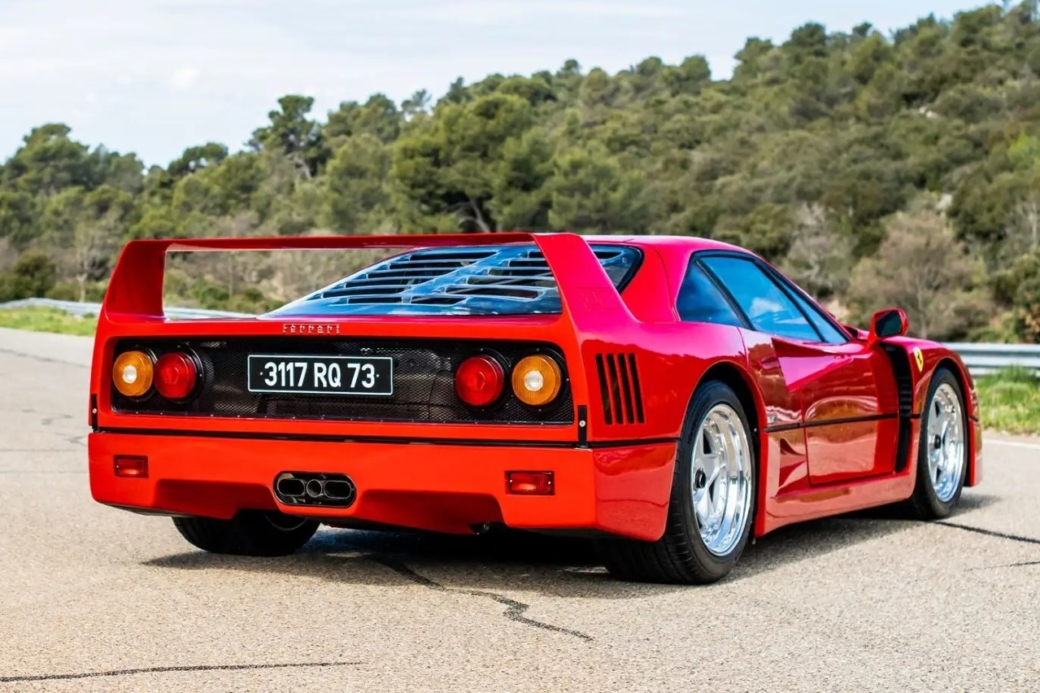 A subasta un Ferrari F40 que perteneció a Alain Prost - Periodismo del ...