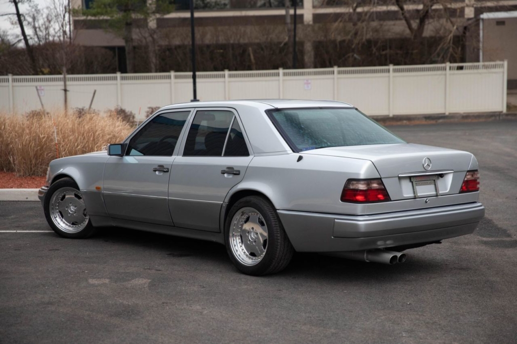 A subasta uno de los 45 Mercedes-Benz E60 AMG de 1993