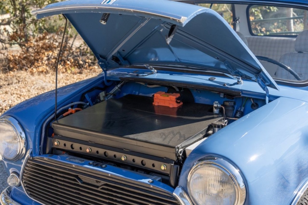 Este MINI Cooper clásico tiene un motor Tesla de 300 CV