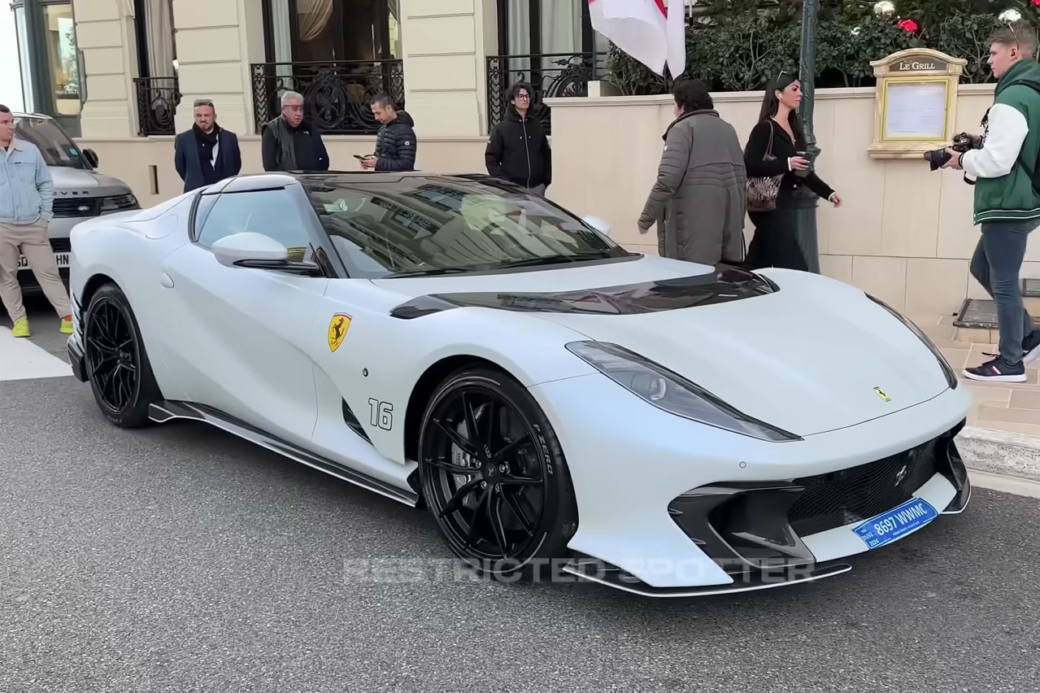 Charles Leclerc recibe su exclusivo Ferrari 812 Competizione Aperta ...