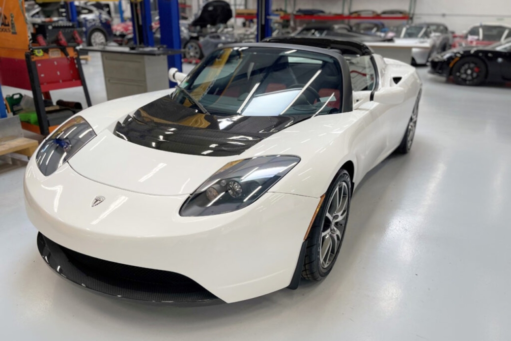 A subasta un Tesla Roadster con sólo 61 kilómetros - Periodismo del Motor