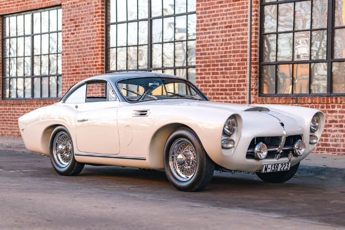 A subasta un raro Pegaso Z-102 carrozado por Jacques Saoutchik ...