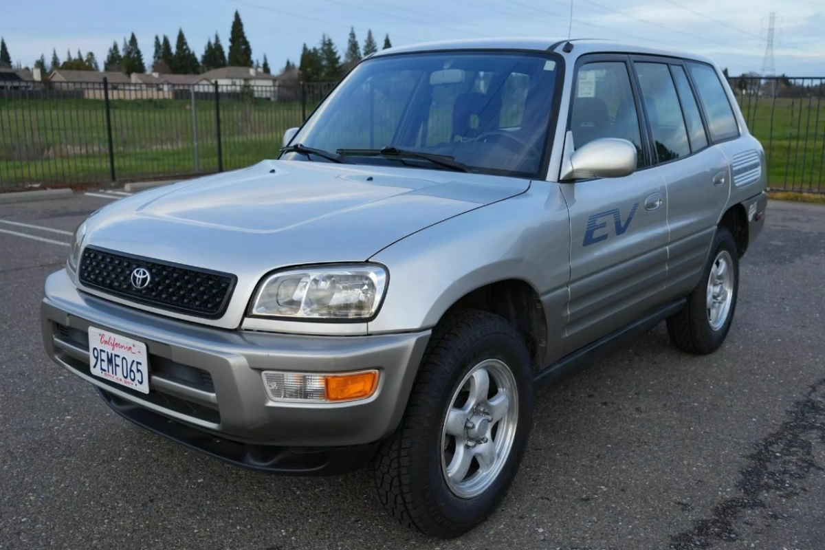El Toyota RAV4 EV fue un pionero entre los eléctricos - Periodismo del ...