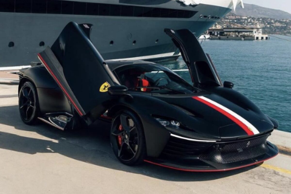 Carlos Sainz le roba el Ferrari Daytona SP3 de tres millones de euros a ...