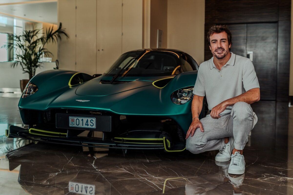 Fernando Alonso recibe su Aston Martin Valkyrie - Periodismo del Motor