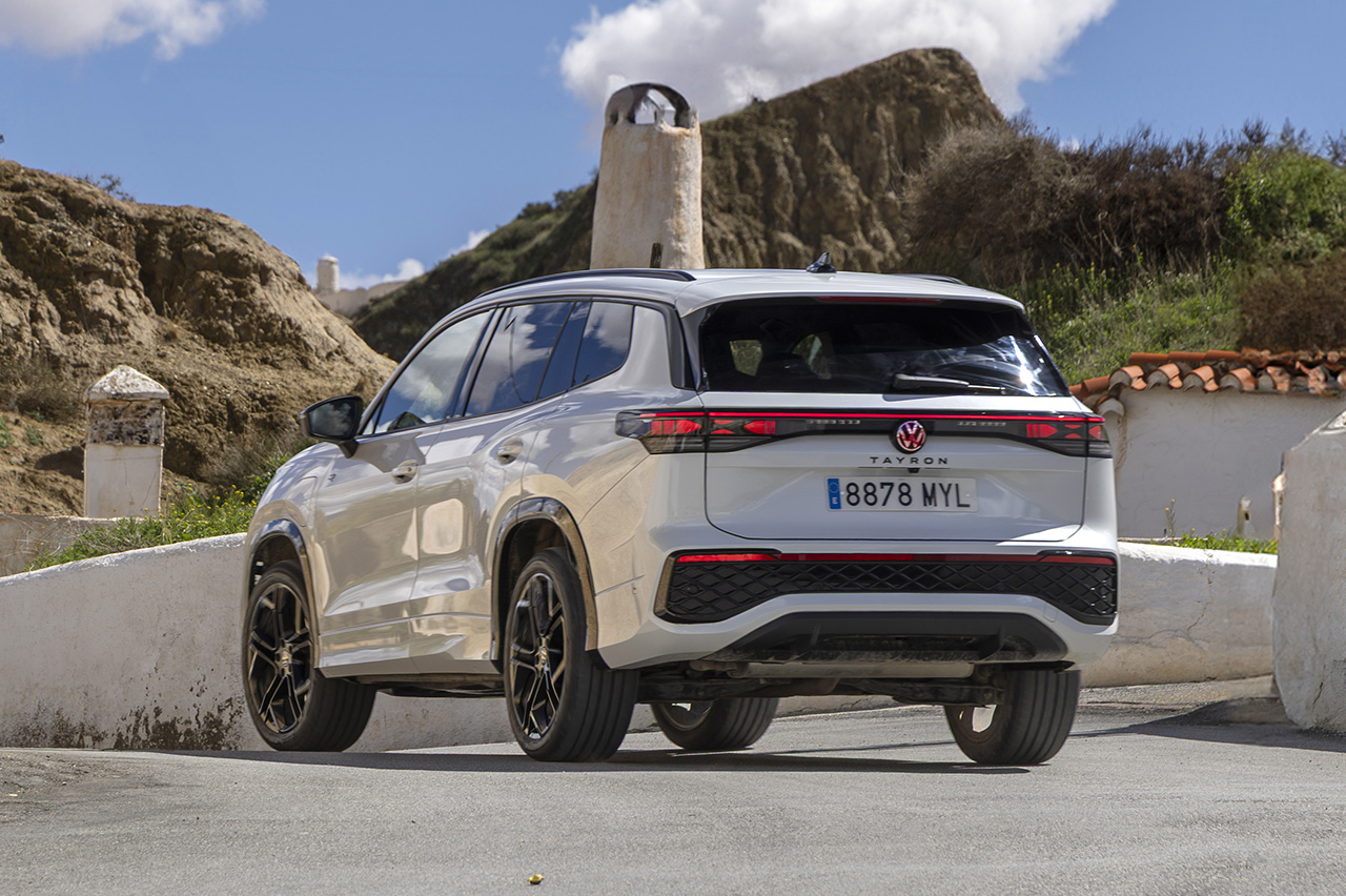 PRUEBA: Volkswagen Tayron 2025 R-Line 1.5 e-Hybrid 272 CV - Periodismo ...