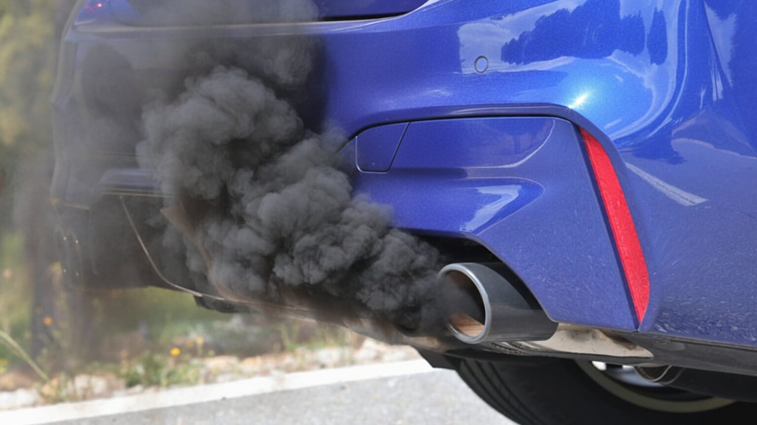 Humo blanco, humo negro, humo gris y humo azul en tu coche: qué ...