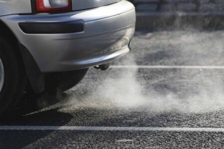 Humo blanco, humo negro, humo gris y humo azul en tu coche: qué ...
