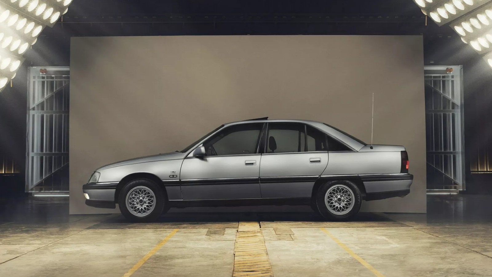 General Motors restaura un Omega de 1994 modificado por Irmscher y en una subasta benéfica ...